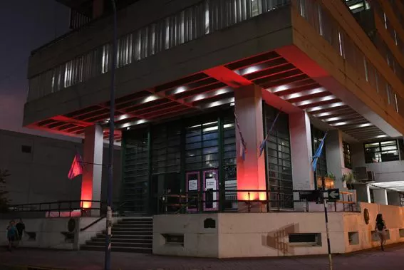 El edificio Municipal, de rojo, por el Día Mundial de las Cardiopatías Congénitas